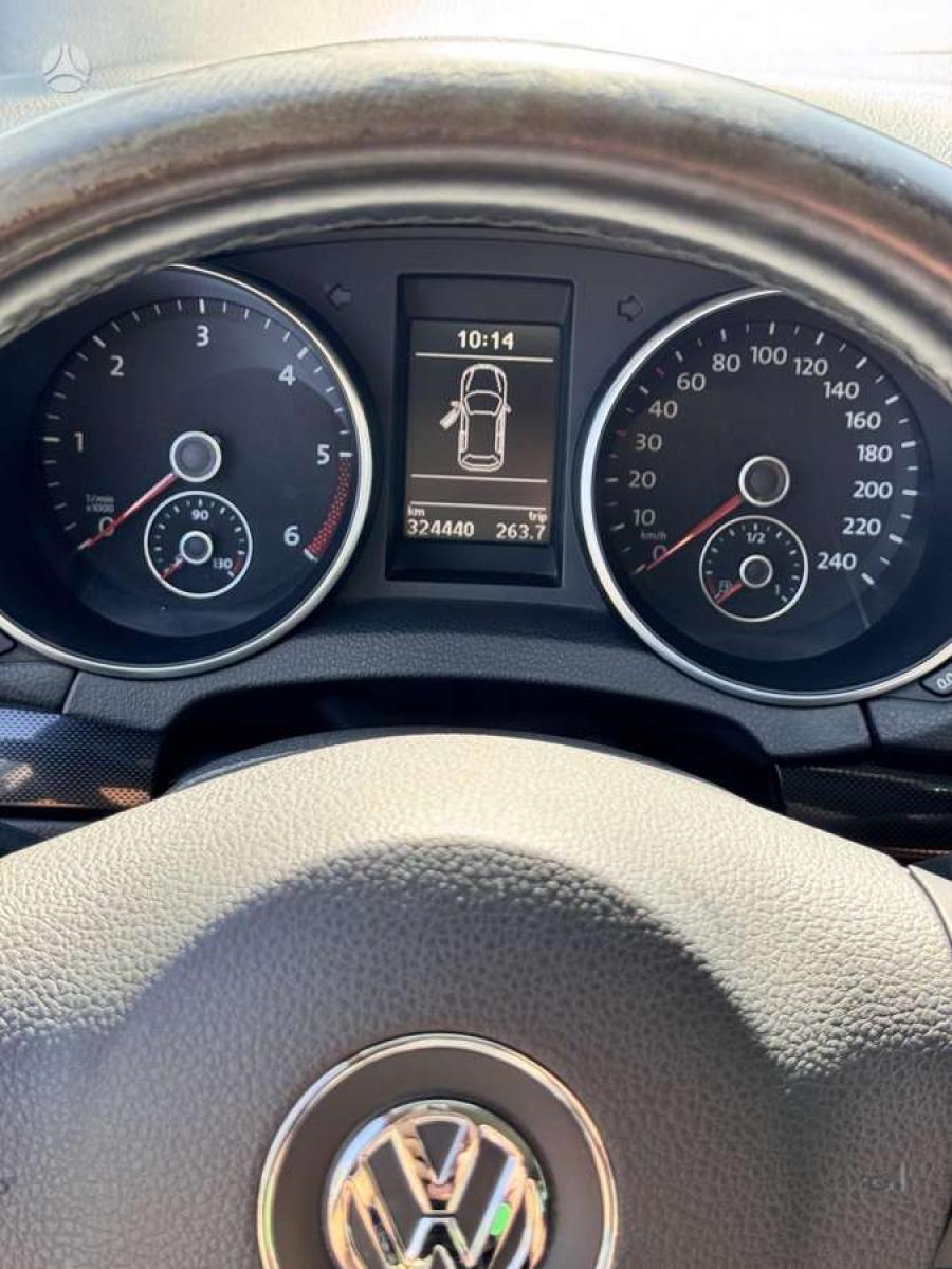 Grey Volkswagen Golf 2013 in Vilnius, with an engine capacity of 1.60 L and mileage of 324 thousand km for 1500 €, photo 9 on AUTOMOTO.COM.LV