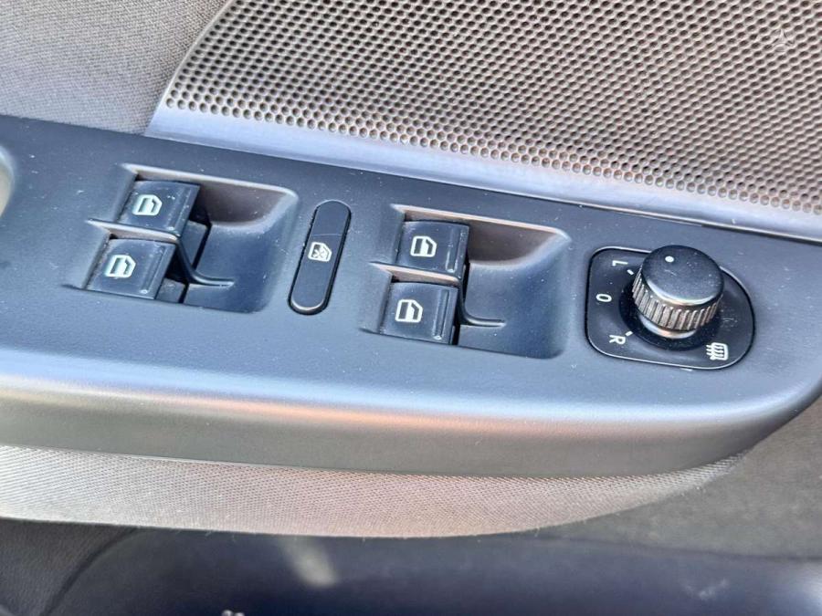 Grey Volkswagen Golf 2013 in Vilnius, with an engine capacity of 1.60 L and mileage of 324 thousand km for 1500 €, photo 16 on AUTOMOTO.COM.LV