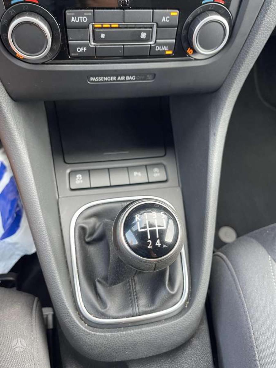 Grey Volkswagen Golf 2013 in Kaunas, with an engine capacity of 1.60 L and mileage of 268 thousand km for 3950 €, photo 24 on AUTOMOTO.COM.LV