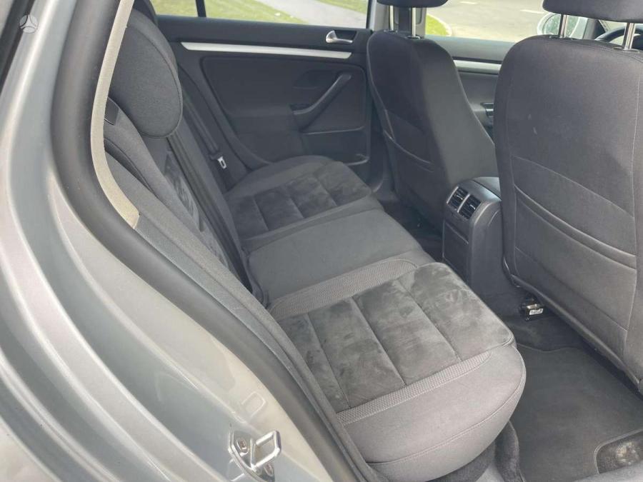 Grey Volkswagen Golf 2013 in Kaunas, with an engine capacity of 1.60 L and mileage of 268 thousand km for 3950 €, photo 28 on AUTOMOTO.COM.LV
