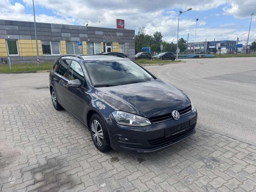 Grey Volkswagen Golf 2014 in Kaunas, with an engine capacity of 1.60 L and mileage of 219 thousand km for 5350 €, photo 1 on AUTOMOTO.COM.LV