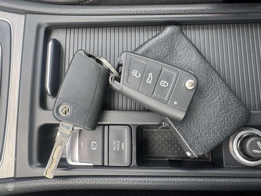 Grey Volkswagen Golf 2014 in Kaunas, with an engine capacity of 1.60 L and mileage of 219 thousand km for 5350 €, photo 15 on AUTOMOTO.COM.LV