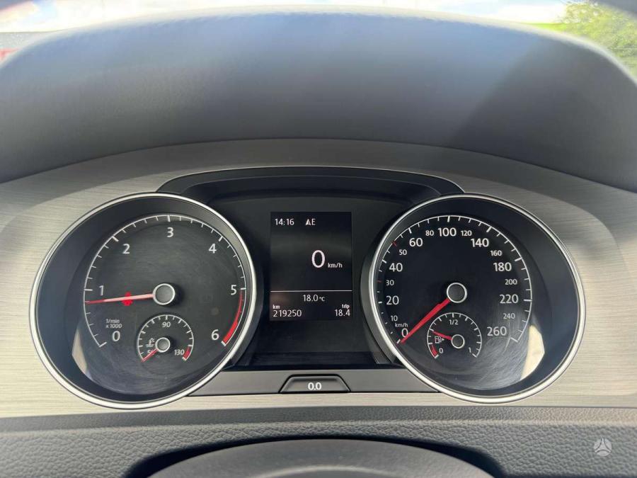 Grey Volkswagen Golf 2014 in Kaunas, with an engine capacity of 1.60 L and mileage of 219 thousand km for 5350 €, photo 16 on AUTOMOTO.COM.LV