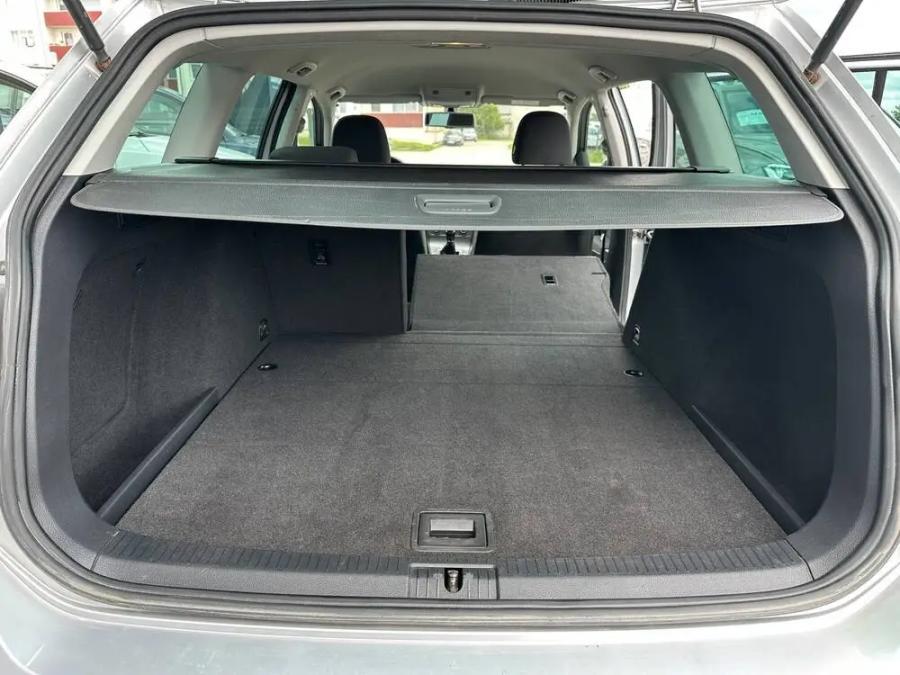 Grey Volkswagen Golf 2014 in Talsi, with an engine capacity of 1.60 L and mileage of 273 thousand km for 4400 €, photo 6 on AUTOMOTO.COM.LV