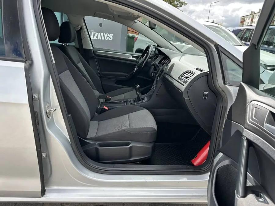 Grey Volkswagen Golf 2014 in Talsi, with an engine capacity of 1.60 L and mileage of 273 thousand km for 4400 €, photo 10 on AUTOMOTO.COM.LV