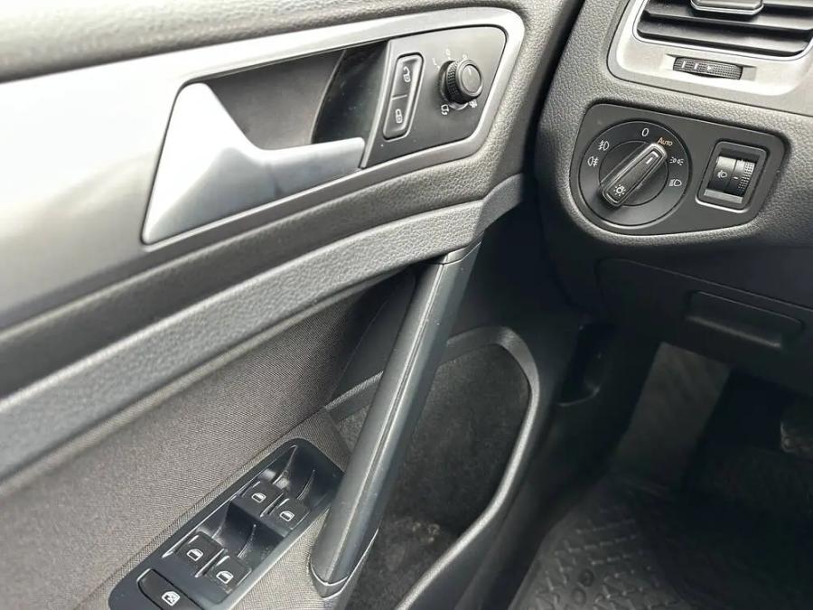 Grey Volkswagen Golf 2014 in Talsi, with an engine capacity of 1.60 L and mileage of 273 thousand km for 4400 €, photo 15 on AUTOMOTO.COM.LV