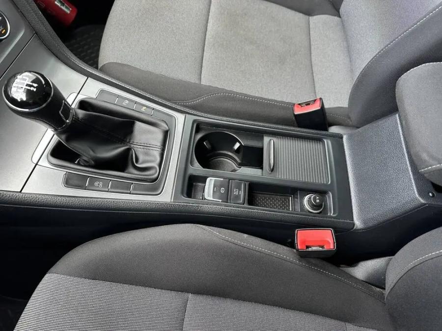 Grey Volkswagen Golf 2014 in Talsi, with an engine capacity of 1.60 L and mileage of 273 thousand km for 4400 €, photo 19 on AUTOMOTO.COM.LV