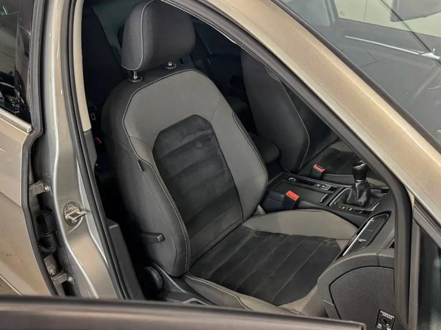 Pelēks Volkswagen Golf 2014 Jūrmala, ar dzinēja tilpumu 1.60 L un nobraukumu 226 tūkst. km par 7450 €, foto 20 vietnē AUTOMOTO.COM.LV