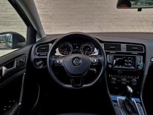 Grey Volkswagen Golf 2015 in Riga, with an engine capacity of 2.00 L and mileage of 190 thousand km for 7990 €, photo 4 on AUTOMOTO.COM.LV