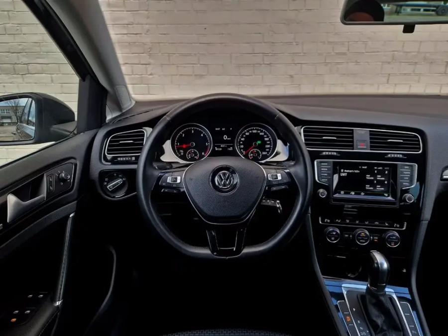 Grey Volkswagen Golf 2015 in Riga, with an engine capacity of 2.00 L and mileage of 190 thousand km for 7990 €, photo 4 on AUTOMOTO.COM.LV