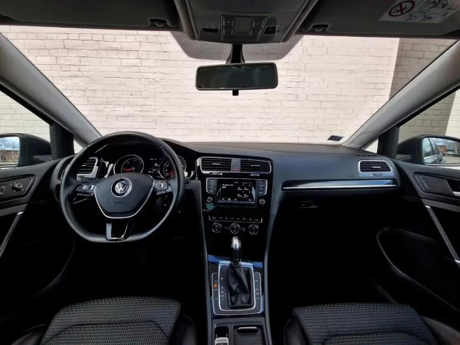 Grey Volkswagen Golf 2015 in Riga, with an engine capacity of 2.00 L and mileage of 190 thousand km for 7990 €, photo 5 on AUTOMOTO.COM.LV
