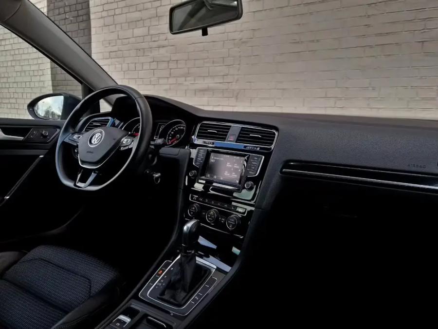 Grey Volkswagen Golf 2015 in Riga, with an engine capacity of 2.00 L and mileage of 190 thousand km for 7990 €, photo 6 on AUTOMOTO.COM.LV