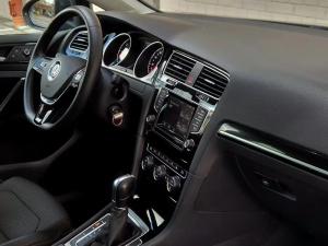 Grey Volkswagen Golf 2015 in Riga, with an engine capacity of 2.00 L and mileage of 190 thousand km for 7990 €, photo 7 on AUTOMOTO.COM.LV