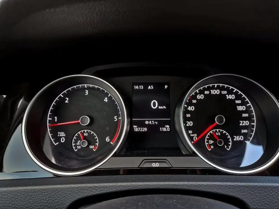 Grey Volkswagen Golf 2015 in Riga, with an engine capacity of 2.00 L and mileage of 190 thousand km for 7990 €, photo 10 on AUTOMOTO.COM.LV