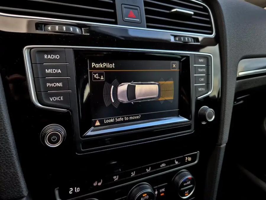 Grey Volkswagen Golf 2015 in Riga, with an engine capacity of 2.00 L and mileage of 190 thousand km for 7990 €, photo 16 on AUTOMOTO.COM.LV