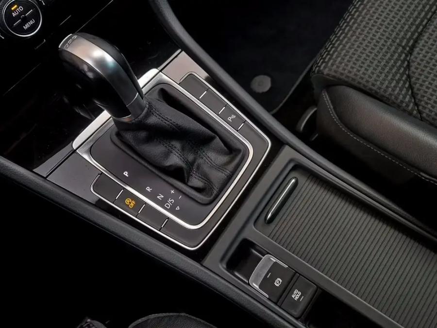 Grey Volkswagen Golf 2015 in Riga, with an engine capacity of 2.00 L and mileage of 190 thousand km for 7990 €, photo 17 on AUTOMOTO.COM.LV