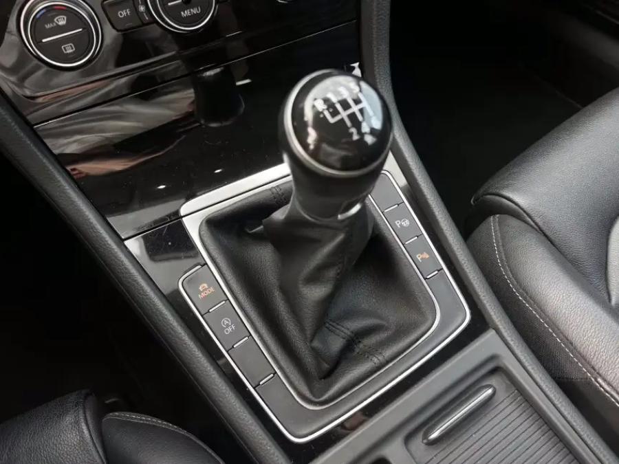 Grey Volkswagen Golf 2015 in Riga, with an engine capacity of 2.00 L and mileage of 229 thousand km for 9550 €, photo 20 on AUTOMOTO.COM.LV