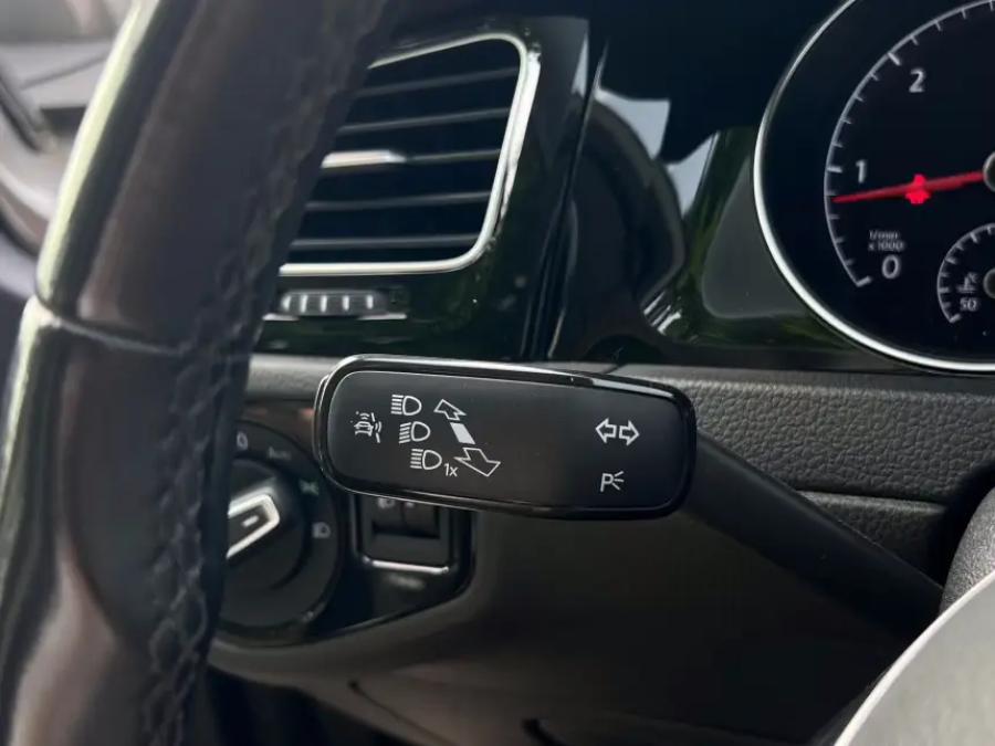 Grey Volkswagen Golf 2015 in Riga, with an engine capacity of 2.00 L and mileage of 229 thousand km for 9550 €, photo 21 on AUTOMOTO.COM.LV
