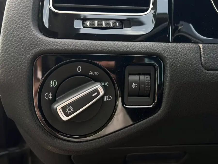 Grey Volkswagen Golf 2015 in Riga, with an engine capacity of 2.00 L and mileage of 229 thousand km for 9550 €, photo 22 on AUTOMOTO.COM.LV