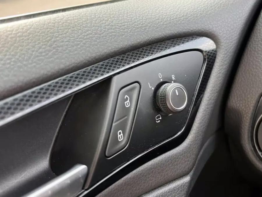 Grey Volkswagen Golf 2015 in Riga, with an engine capacity of 2.00 L and mileage of 229 thousand km for 9550 €, photo 23 on AUTOMOTO.COM.LV