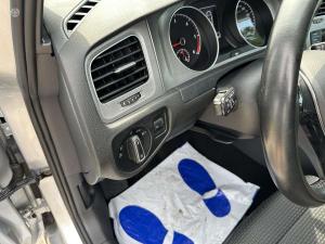 Pelēks Volkswagen Golf 2015 Alīta, ar dzinēja tilpumu 1.97 L un nobraukumu 325 tūkst. km par 7500 €, foto 18 vietnē AUTOMOTO.COM.LV