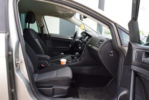 Grey Volkswagen Golf 2015 in Vilnius, with an engine capacity of 1.60 L and mileage of 252 thousand km for 6450 €, photo 8 on AUTOMOTO.COM.LV
