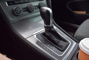 Grey Volkswagen Golf 2015 in Vilnius, with an engine capacity of 1.60 L and mileage of 252 thousand km for 6450 €, photo 10 on AUTOMOTO.COM.LV
