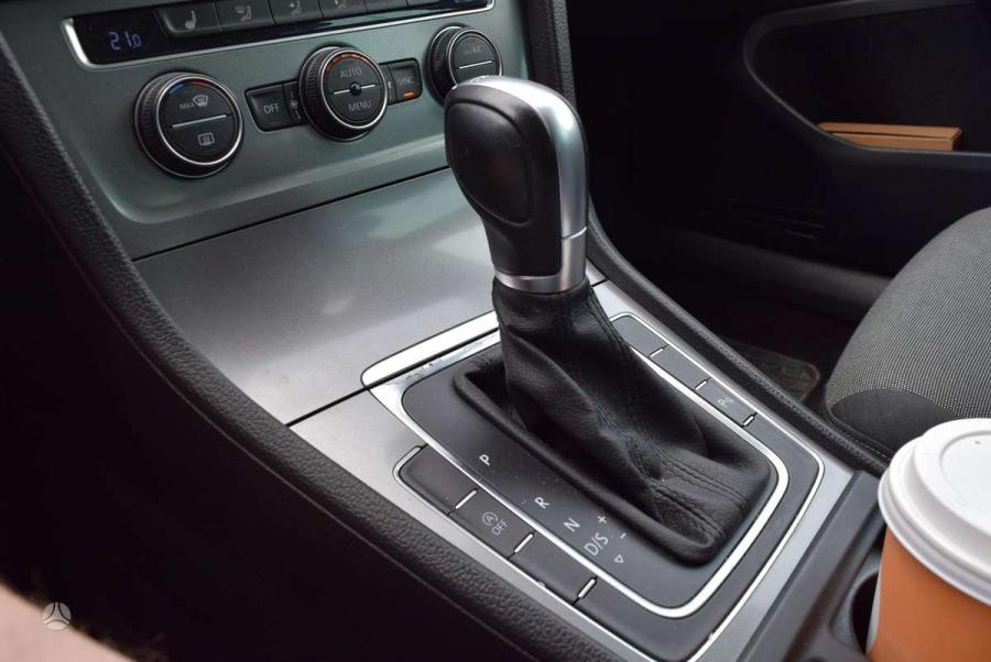 Grey Volkswagen Golf 2015 in Vilnius, with an engine capacity of 1.60 L and mileage of 252 thousand km for 6450 €, photo 10 on AUTOMOTO.COM.LV
