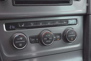 Grey Volkswagen Golf 2015 in Vilnius, with an engine capacity of 1.60 L and mileage of 252 thousand km for 6450 €, photo 11 on AUTOMOTO.COM.LV