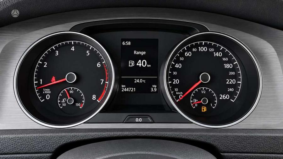 Grey Volkswagen Golf 2015 in Pakruojis, with an engine capacity of 1.40 L and mileage of 244 thousand km for 4500 €, photo 14 on AUTOMOTO.COM.LV