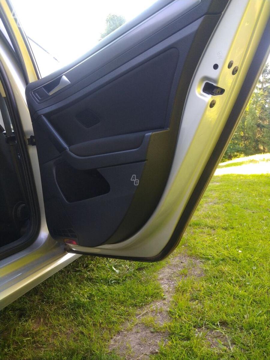 Pelēks Volkswagen Golf 2016 Viļņa, ar dzinēja tilpumu 1.40 L un nobraukumu 327 tūkst. km par 7900 €, foto 18 vietnē AUTOMOTO.COM.LV