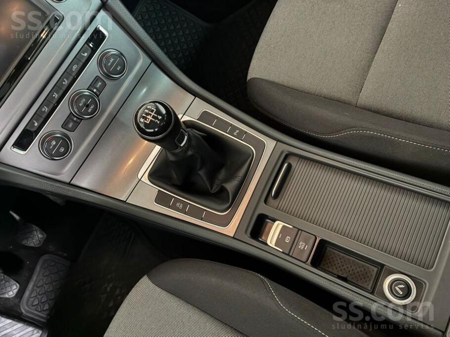 Pelēks Volkswagen Golf 2016 Rīga, ar dzinēja tilpumu 1.60 L un nobraukumu 261 tūkst. km par 5500 €, foto 13 vietnē AUTOMOTO.COM.LV