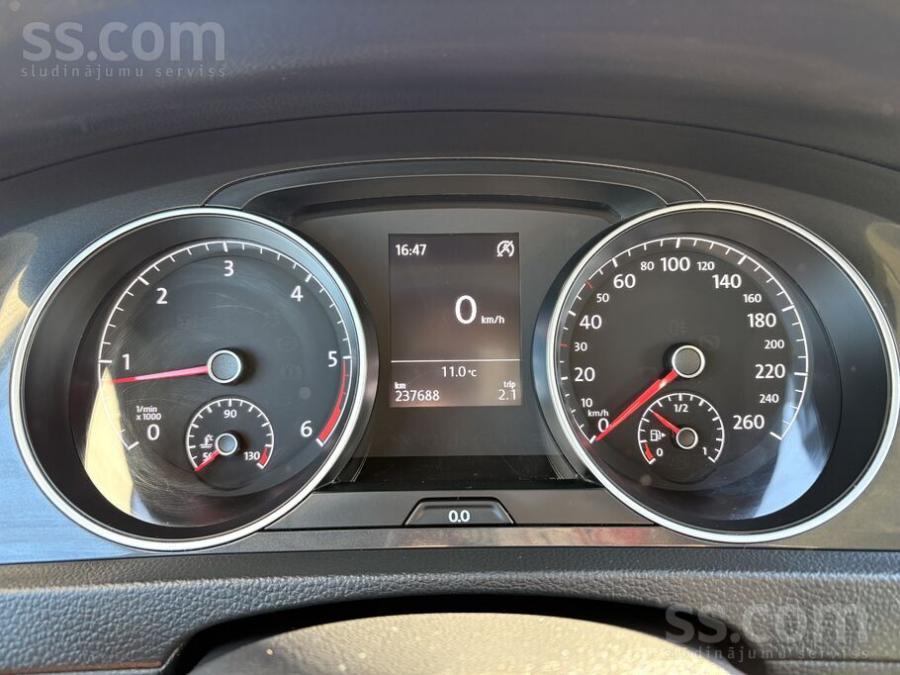 Grey Volkswagen Golf 2017 in Riga, with an engine capacity of 1.60 L and mileage of 238 thousand km for 5990 €, photo 12 on AUTOMOTO.COM.LV
