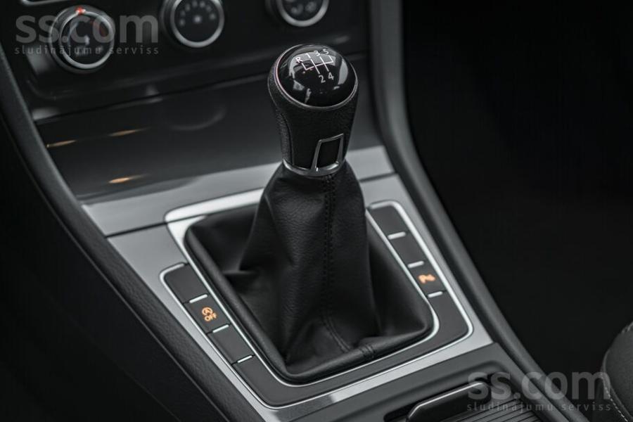Pelēks Volkswagen Golf 2017 Rīga, ar dzinēja tilpumu 1.60 L un nobraukumu 160 tūkst. km par 10650 €, foto 17 vietnē AUTOMOTO.COM.LV