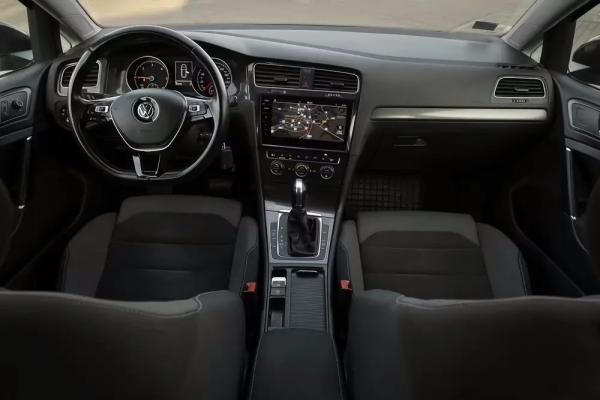 Grey Volkswagen Golf 2017 in Jelgava, with an engine capacity of 2.00 L and mileage of 204 thousand km for 11300 €, photo 8 on AUTOMOTO.COM.LV
