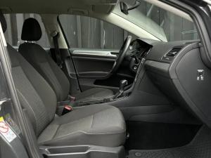 Pelēks Volkswagen Golf 2017 Rīga, ar dzinēja tilpumu 1.00 L un nobraukumu 174 tūkst. km par 7900 €, foto 7 vietnē AUTOMOTO.COM.LV