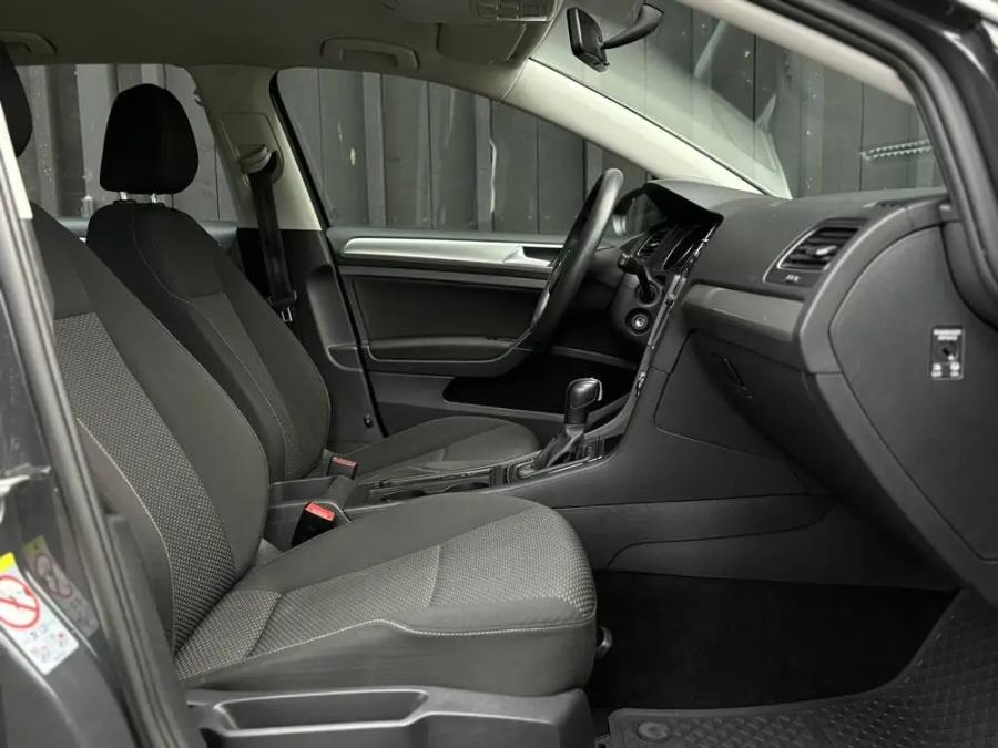 Pelēks Volkswagen Golf 2017 Rīga, ar dzinēja tilpumu 1.00 L un nobraukumu 174 tūkst. km par 7900 €, foto 7 vietnē AUTOMOTO.COM.LV