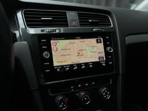 Pelēks Volkswagen Golf 2017 Rīga, ar dzinēja tilpumu 1.00 L un nobraukumu 174 tūkst. km par 7900 €, foto 10 vietnē AUTOMOTO.COM.LV