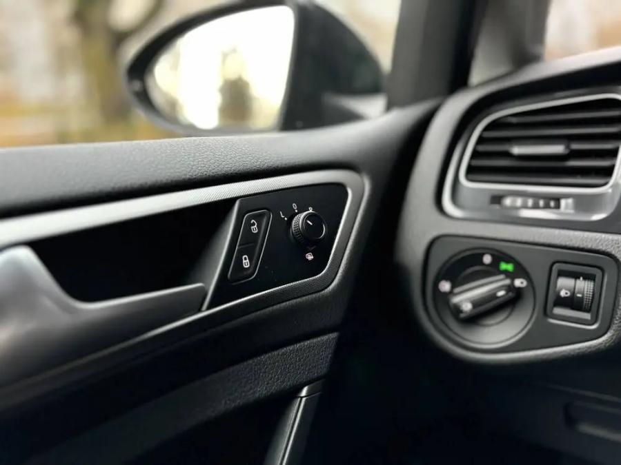 Pelēks Volkswagen Golf 2017 Rīga, ar dzinēja tilpumu 1.00 L un nobraukumu 174 tūkst. km par 7900 €, foto 12 vietnē AUTOMOTO.COM.LV