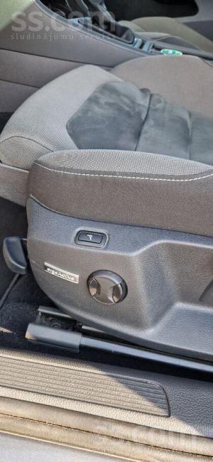 Grey Volkswagen Golf 2017 in Riga, with an engine capacity of 2.00 L and mileage of 237 thousand km for 10750 €, photo 11 on AUTOMOTO.COM.LV