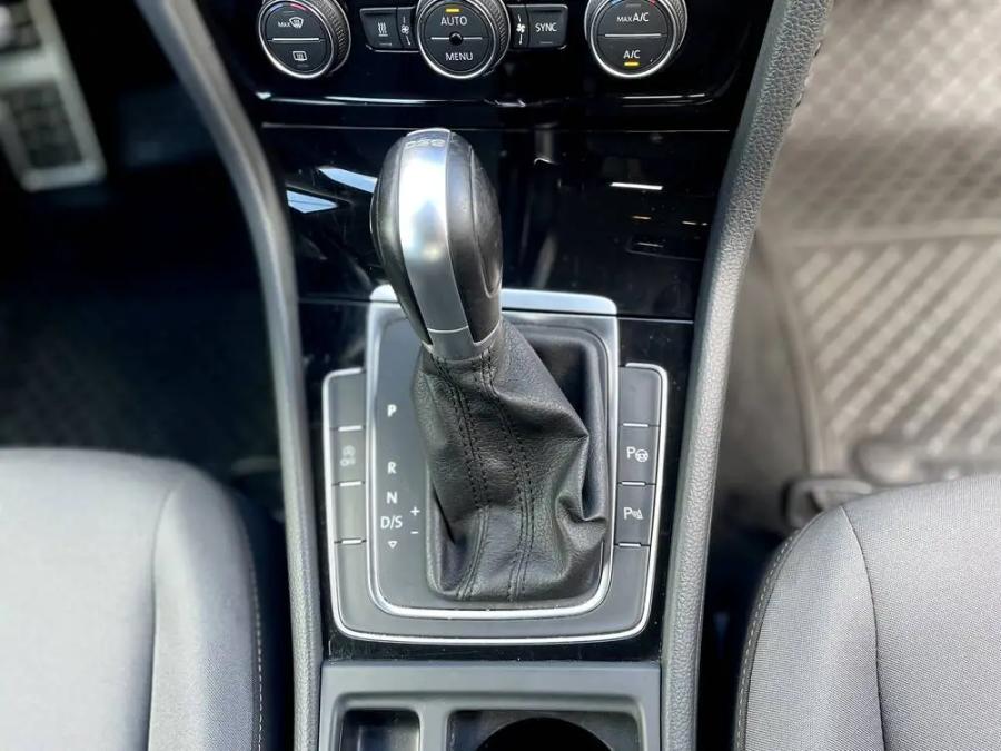 Pelēks Volkswagen Golf 2017 Sigulda, ar dzinēja tilpumu 1.60 L un nobraukumu 185 tūkst. km par 10990 €, foto 24 vietnē AUTOMOTO.COM.LV