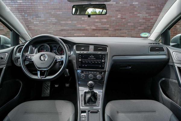 Grey Volkswagen Golf 2017 in Marijampole, with an engine capacity of 1.60 L and mileage of 230 thousand km for 7900 €, photo 11 on AUTOMOTO.COM.LV