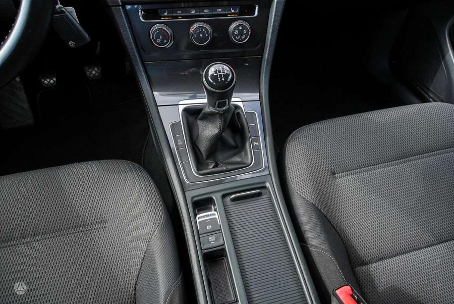 Pelēks Volkswagen Golf 2017 Marijampole, ar dzinēja tilpumu 1.60 L un nobraukumu 230 tūkst. km par 7900 €, foto 16 vietnē AUTOMOTO.COM.LV