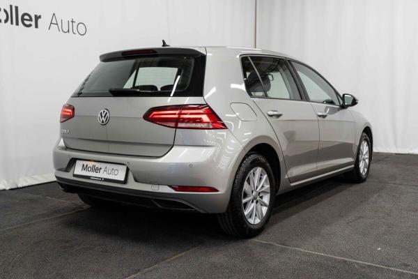 Volkswagen Golf 2017 in Tallinn on AUTOMOTO.COM.LV Grey Volkswagen Golf 2017 in Tallinn, with an engine capacity of 1.40 L and mileage of 120 thousand km for 9990 €, photo 5 on AUTOMOTO.COM.LV