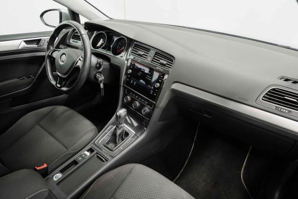 Volkswagen Golf 2017 in Tallinn on AUTOMOTO.COM.LV Grey Volkswagen Golf 2017 in Tallinn, with an engine capacity of 1.40 L and mileage of 120 thousand km for 9990 €, photo 8 on AUTOMOTO.COM.LV