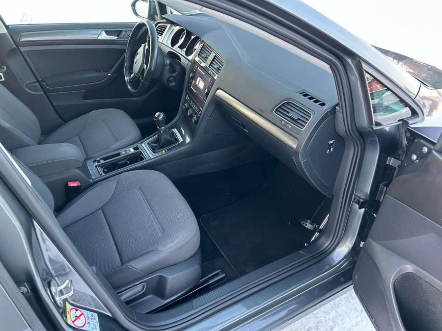 Grey Volkswagen Golf 2018 in Marijampole, with an engine capacity of 1.40 L and mileage of 117 thousand km for 8900 €, photo 7 on AUTOMOTO.COM.LV