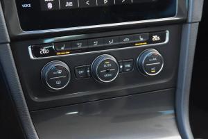 Pelēks Volkswagen Golf 2018 Mārupe, ar dzinēja tilpumu 1.60 L un nobraukumu 279 tūkst. km par 8450 €, foto 22 vietnē AUTOMOTO.COM.LV