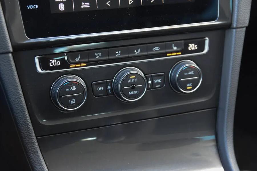 Pelēks Volkswagen Golf 2018 Mārupe, ar dzinēja tilpumu 1.60 L un nobraukumu 279 tūkst. km par 8450 €, foto 22 vietnē AUTOMOTO.COM.LV