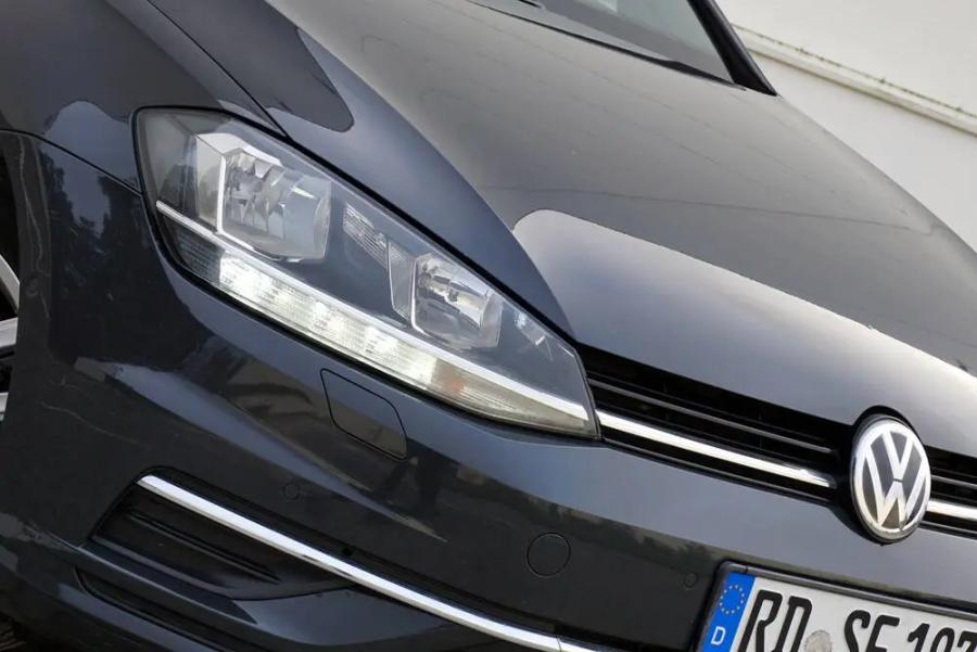 Grey Volkswagen Golf 2018 in Riga, with an engine capacity of 1.60 L and mileage of 221 thousand km for 7300 €, photo 1 on AUTOMOTO.COM.LV