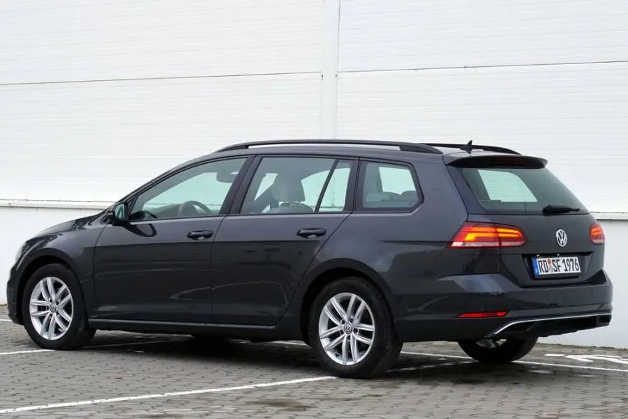Grey Volkswagen Golf 2018 in Riga, with an engine capacity of 1.60 L and mileage of 221 thousand km for 7300 €, photo 8 on AUTOMOTO.COM.LV